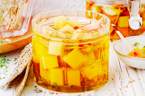Petits cubes de fromage marinés, l'apéro parfumé - Kiss My Chef