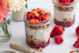 Verrines de granola aux fraises et framboises - Kiss My Chef