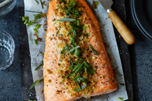 Saumon rôti en croûte de Beaufort et pignons de pin - Kiss My Chef