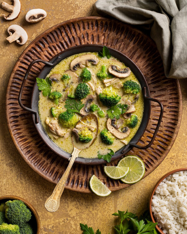 Curry vert thaï aux brocolis et poulet - Kiss My Chef