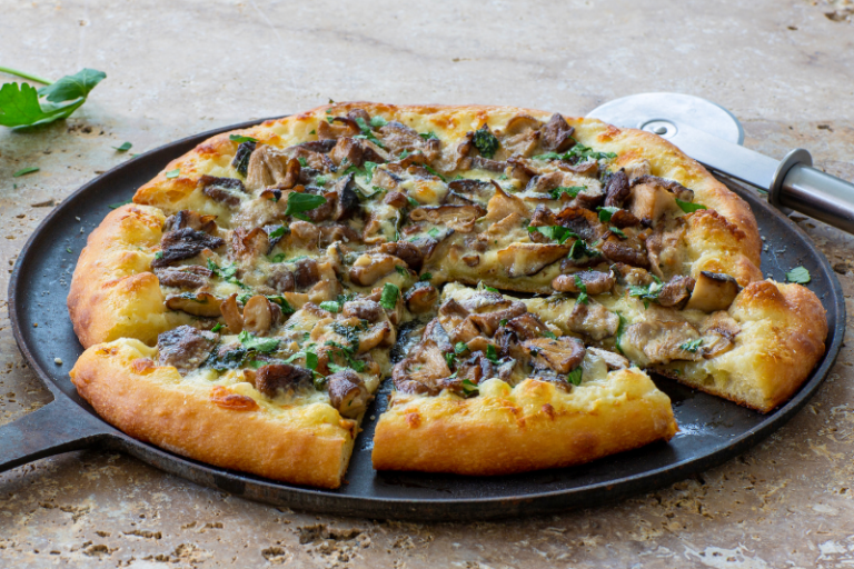 Pizza forestière aux shiitakés cuits au beurre - Kiss My Chef