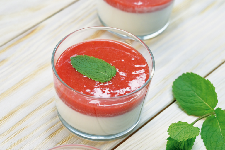 Panna cocotta, la panna cotta aux fraises et coco - Kiss My Chef